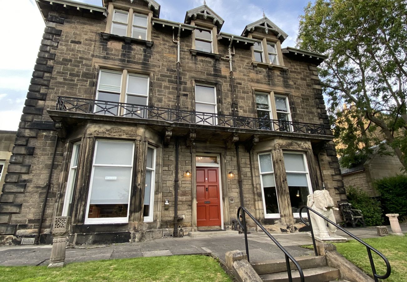 No.6 West Coates Double Bedroom | Spacious Room with Free Parking